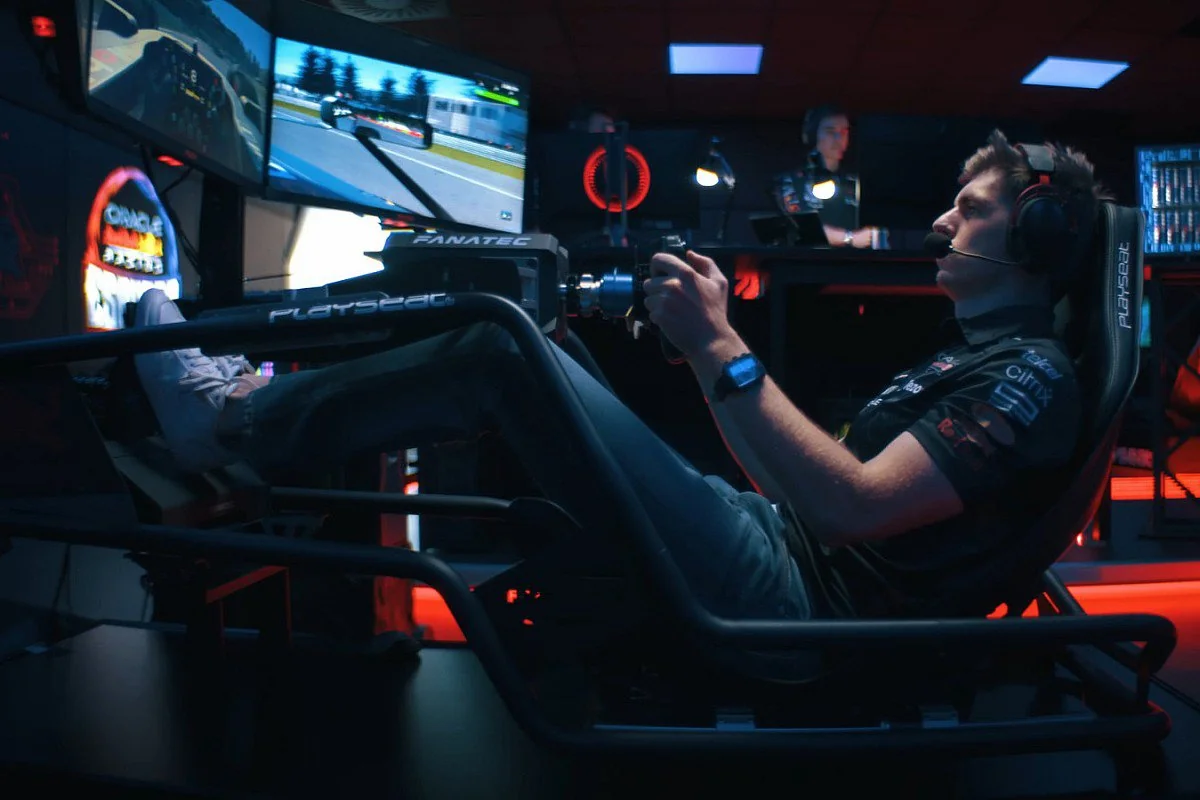 Il ritorno di Verstappen in sim-racing